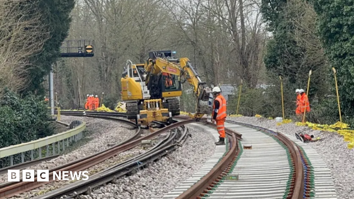 Nine-day railway closure affecting Surrey passengers begins - BBC News