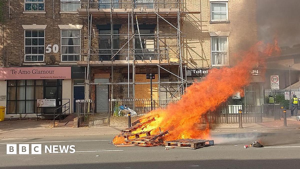 Hull riot: Work starts on £17k damage repairs - BBC News