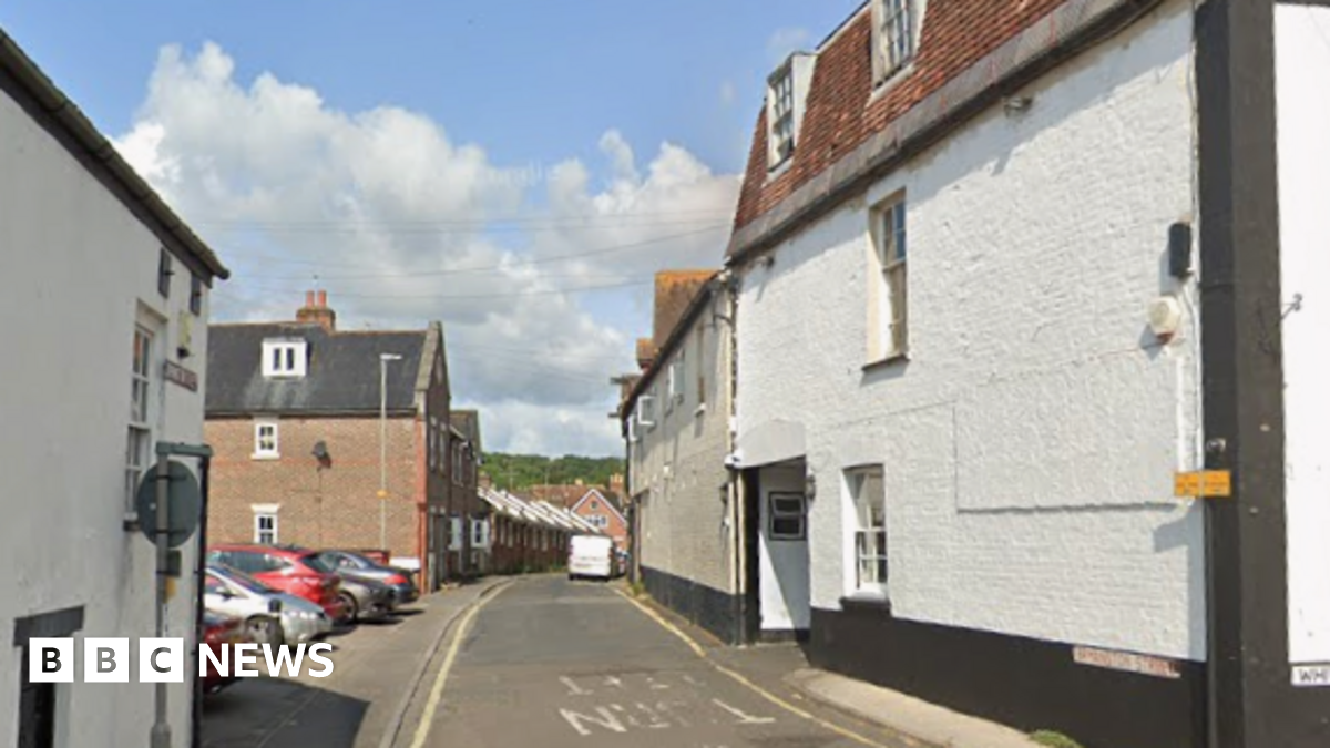Blandford Forum residents evacuated after replica weapons find - BBC News