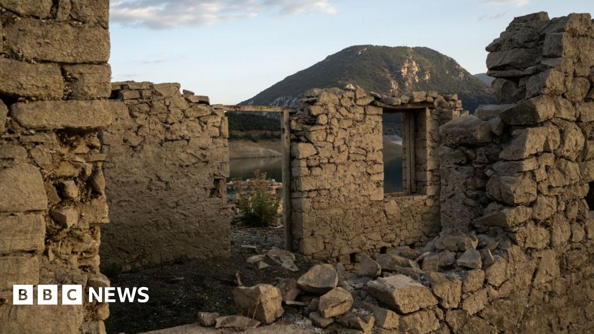 Greece: Drought dries up lake to reveal sunken village of Kallio - BBC News