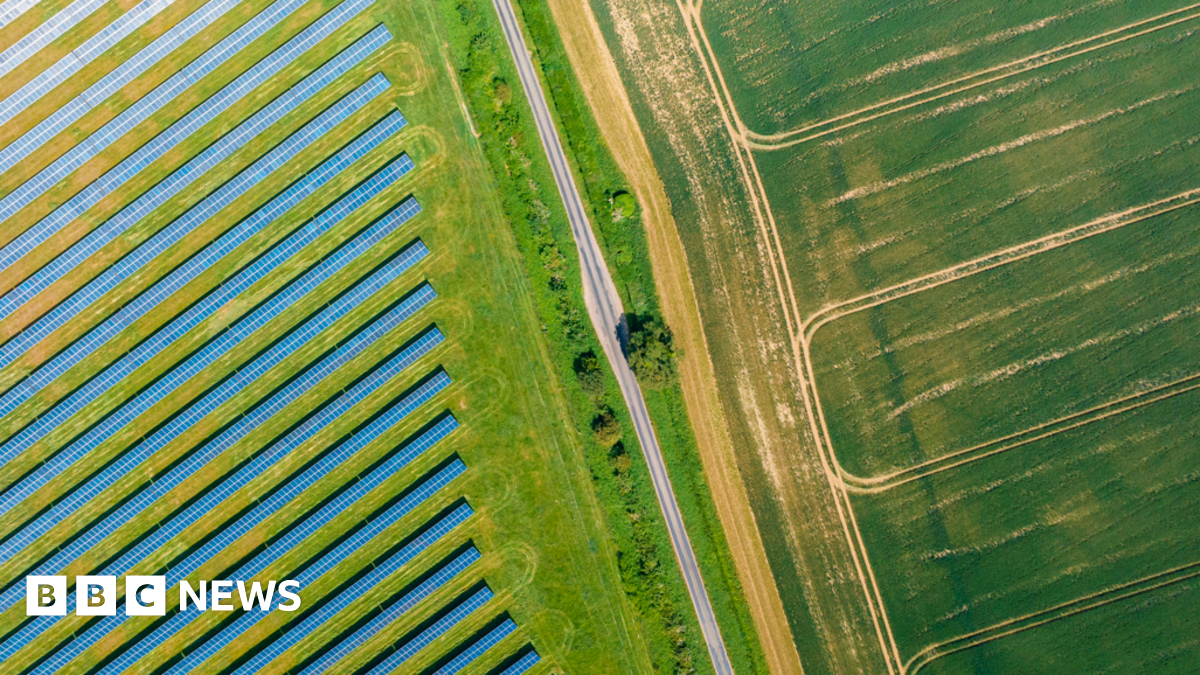 Plans lodged for 3,000-panel solar farm near Rotherham - BBC News