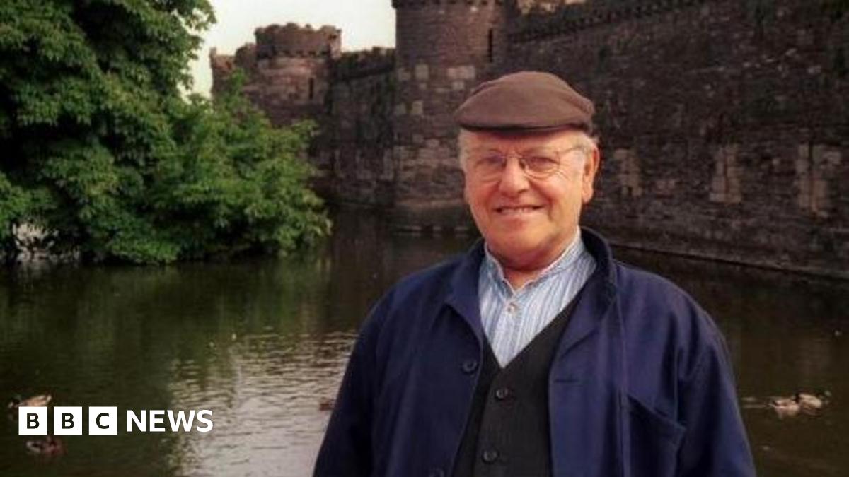 Fred Dibnah memorial in Bolton to be repaired eight months on - BBC News