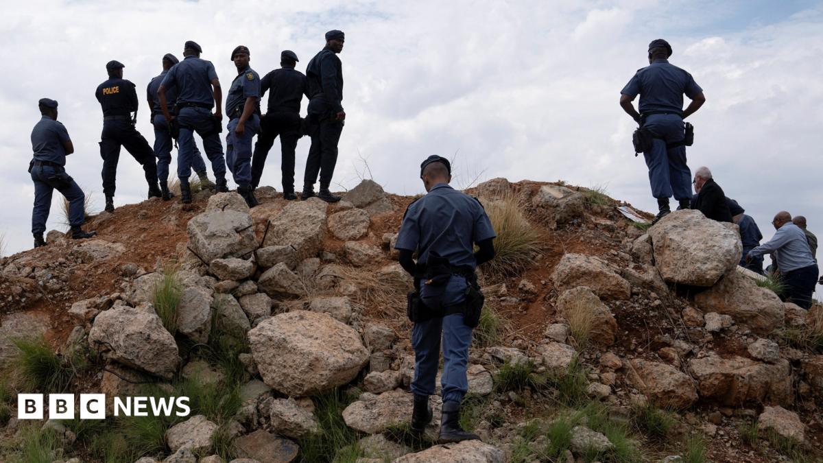 South Africa police vow to arrest illegal miners at Stilfontein - BBC News
