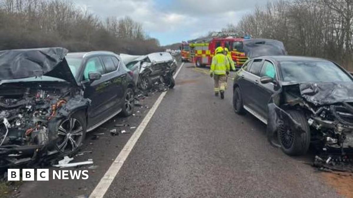 A42 in Leicestershire reopens after three-vehicle crash - BBC News