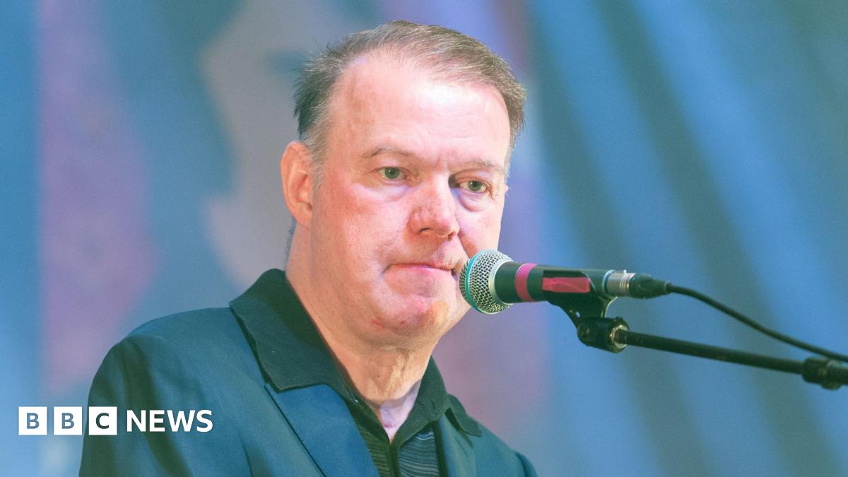 Singer Edwyn Collins announces final tour - BBC News