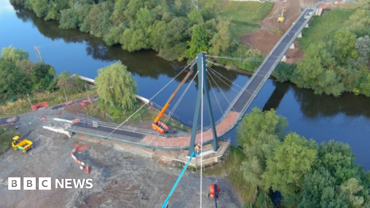 New £16m Worcester footbridge over River Severn opens - BBC News