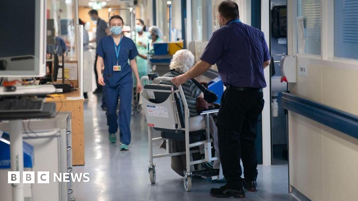 Two unions recommend NHS Scotland staff accept new pay deal - BBC News