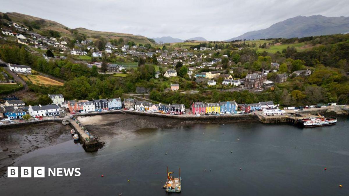 Power restored to homes after strong winds hit Scotland - BBC News