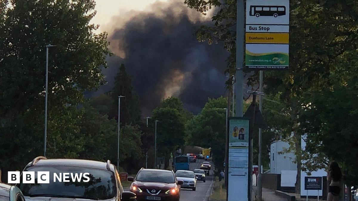 Firefighters tackle large fire at Letchworth industrial estate - BBC News