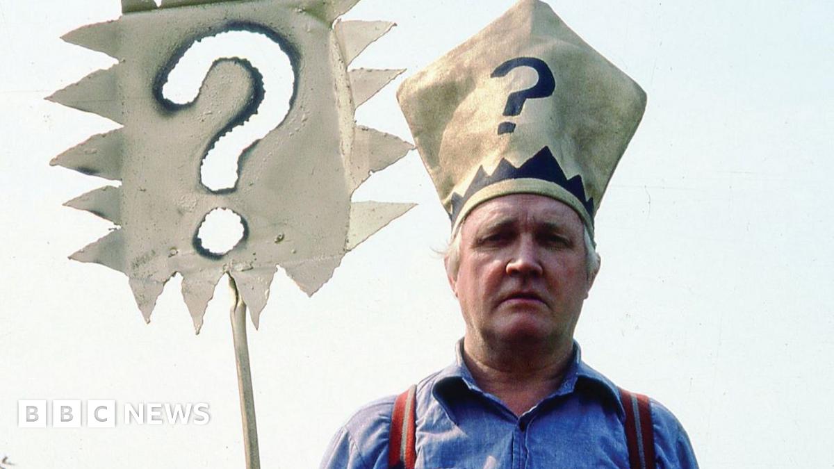 George Wyllie art gallery to open in Greenock - BBC News