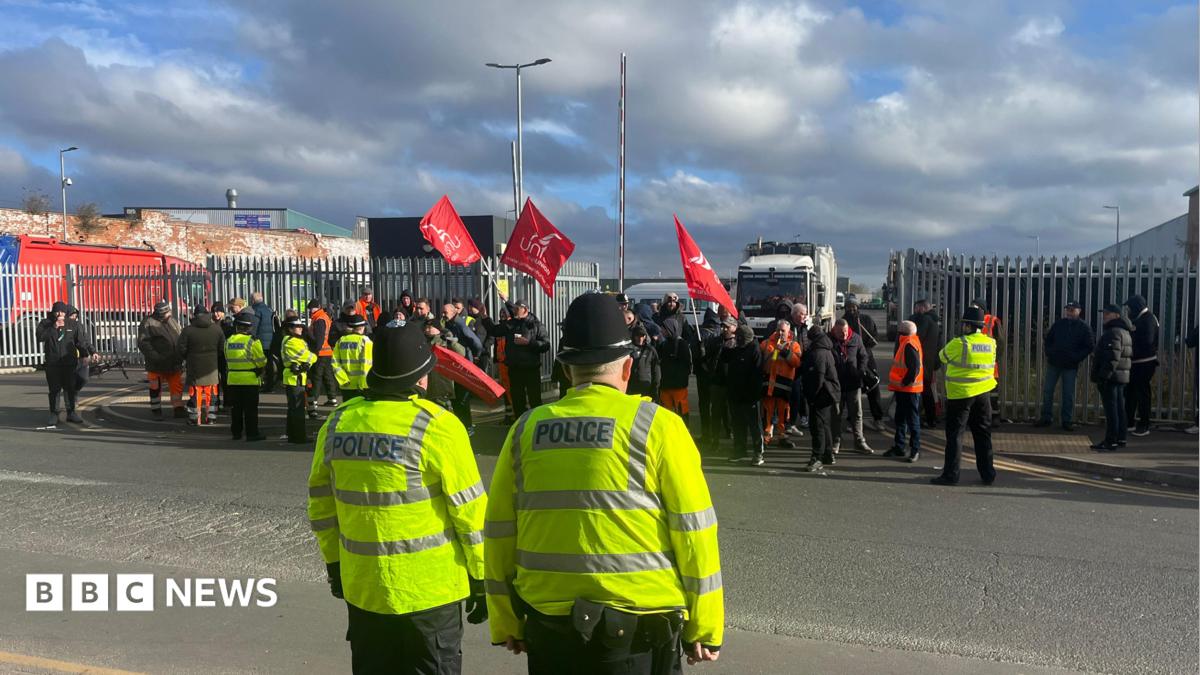 Birmingham bin workers begin indefinite all-out strike - BBC News