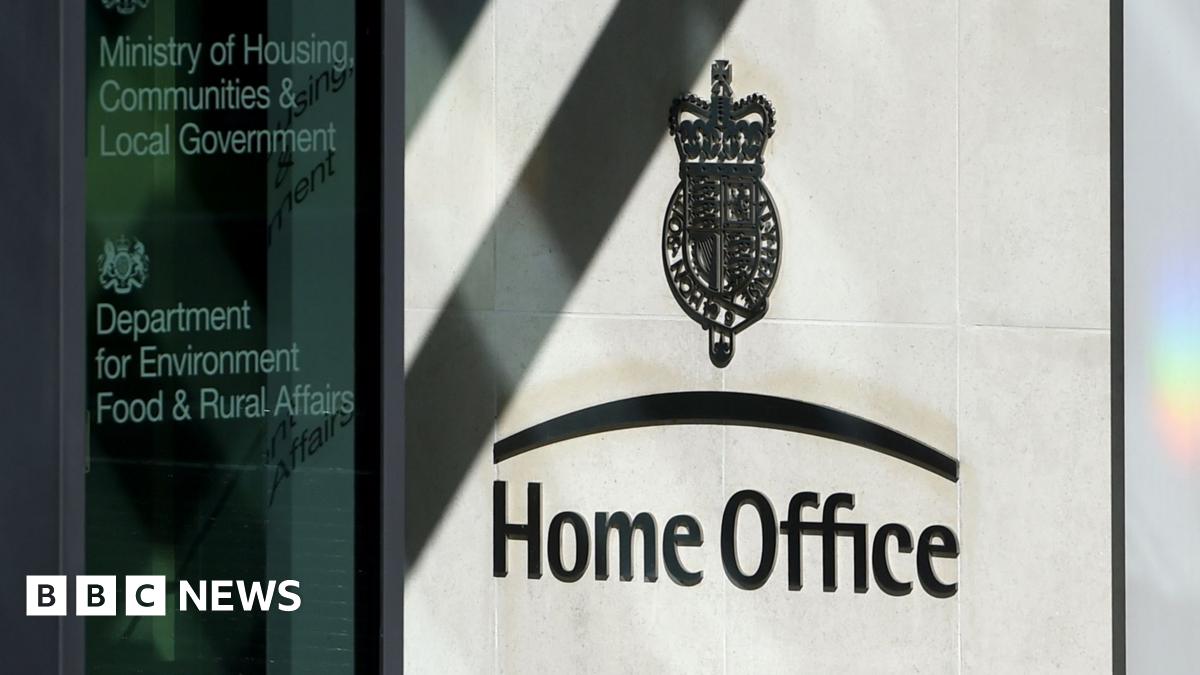 Home Office doubles time given to refugees to find accommodation - BBC News