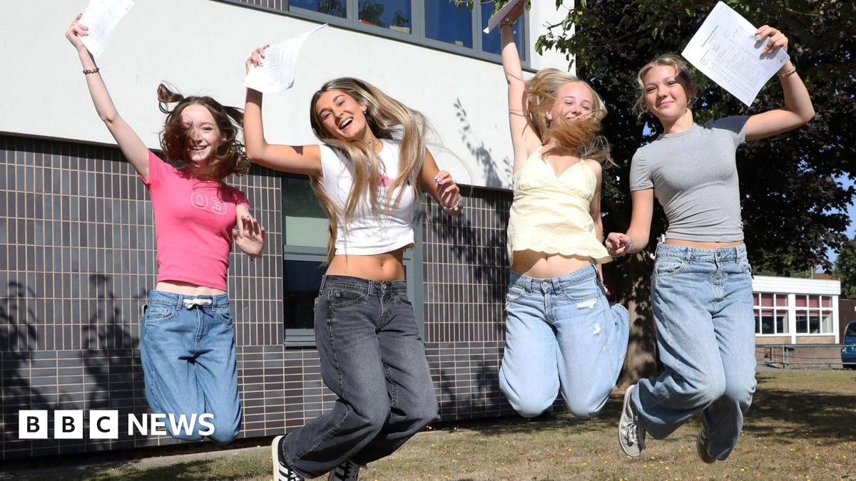 Students in south of England open GCSE results - BBC News