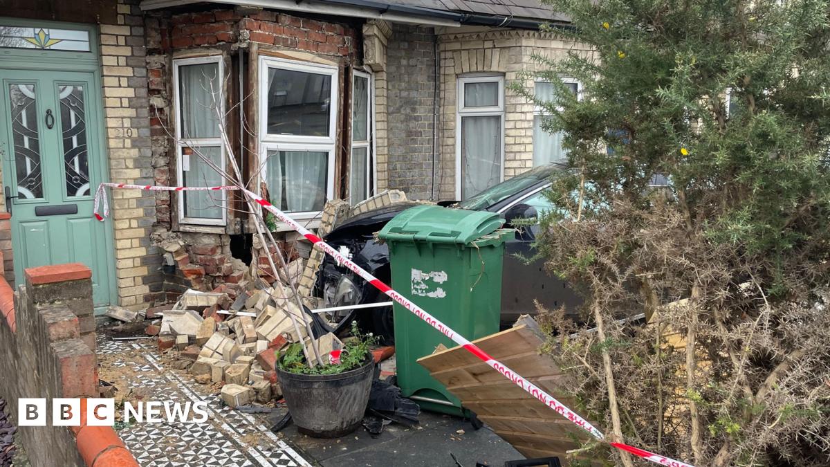 Reading man arrested after car crashes into Caversham house - BBC News