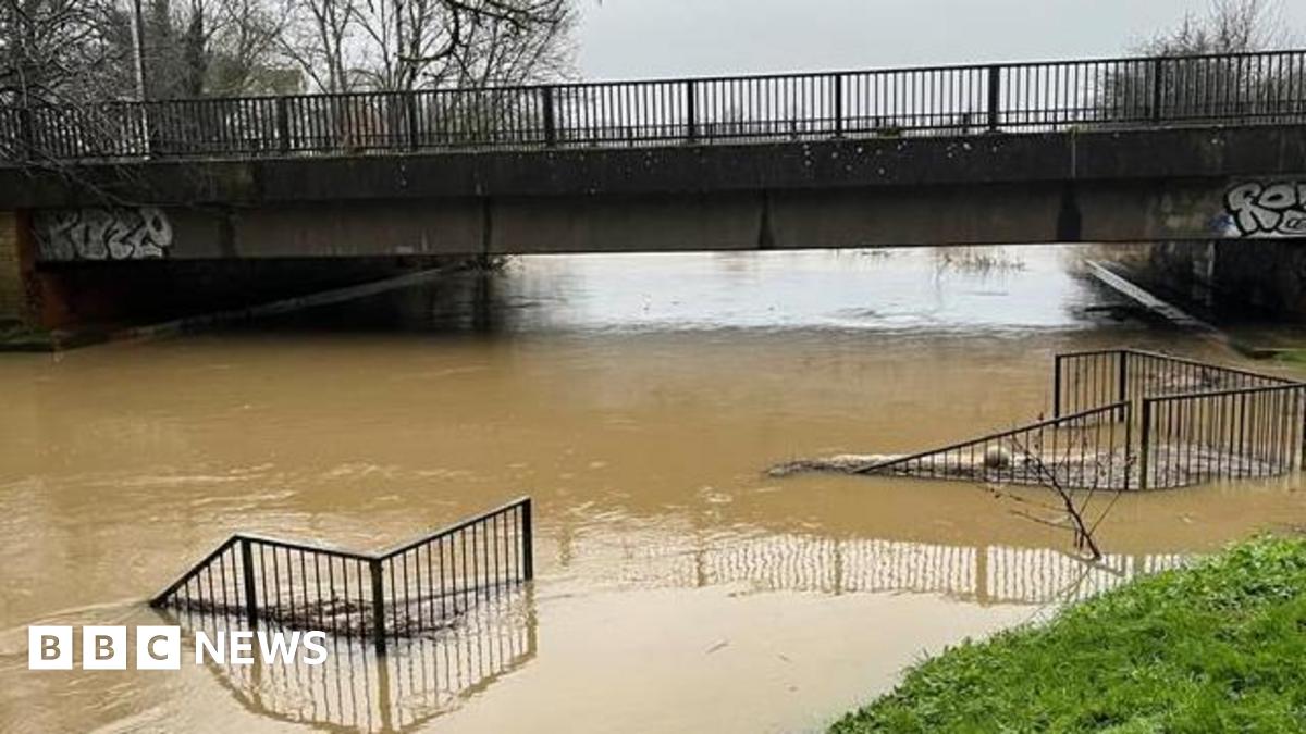 River Eden: Overnight flood warning as rain raises water levels - BBC News