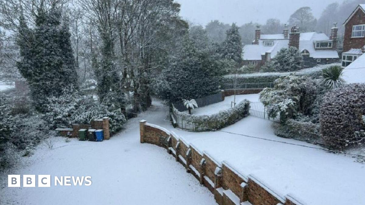North Yorkshire roads reopen after snow and ice cause disruption - BBC News