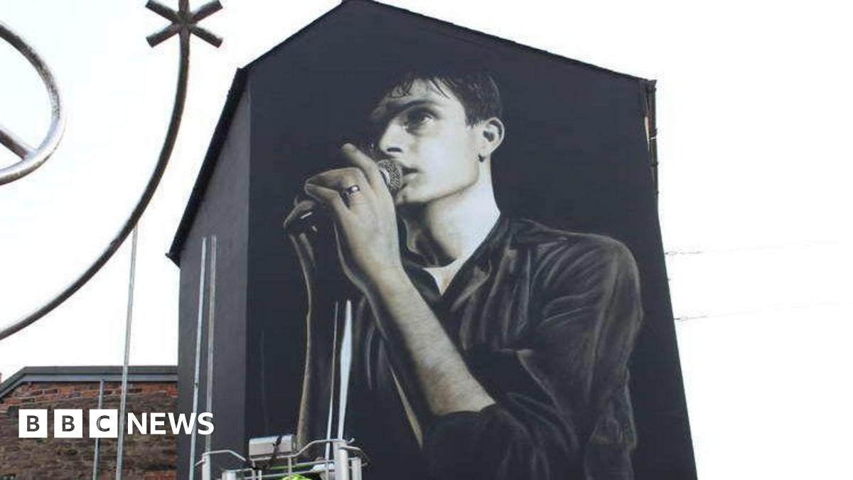 Macclesfield to hold Joy Division Day to celebrate Ian Curtis - BBC News
