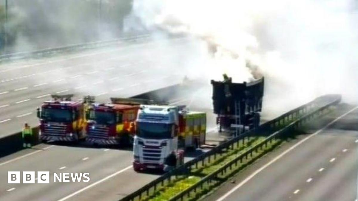 M25 delays in Kent and Surrey after lorry fire - BBC News