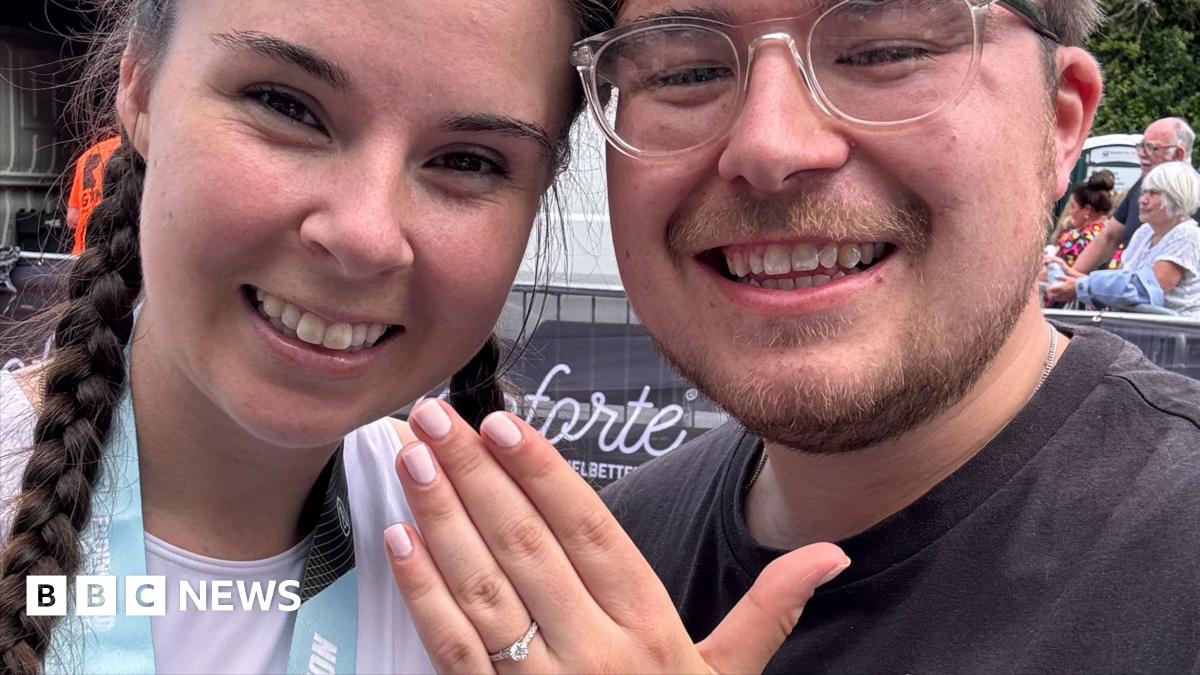 Tenby Marathon runner gets engaged at race finish - BBC News