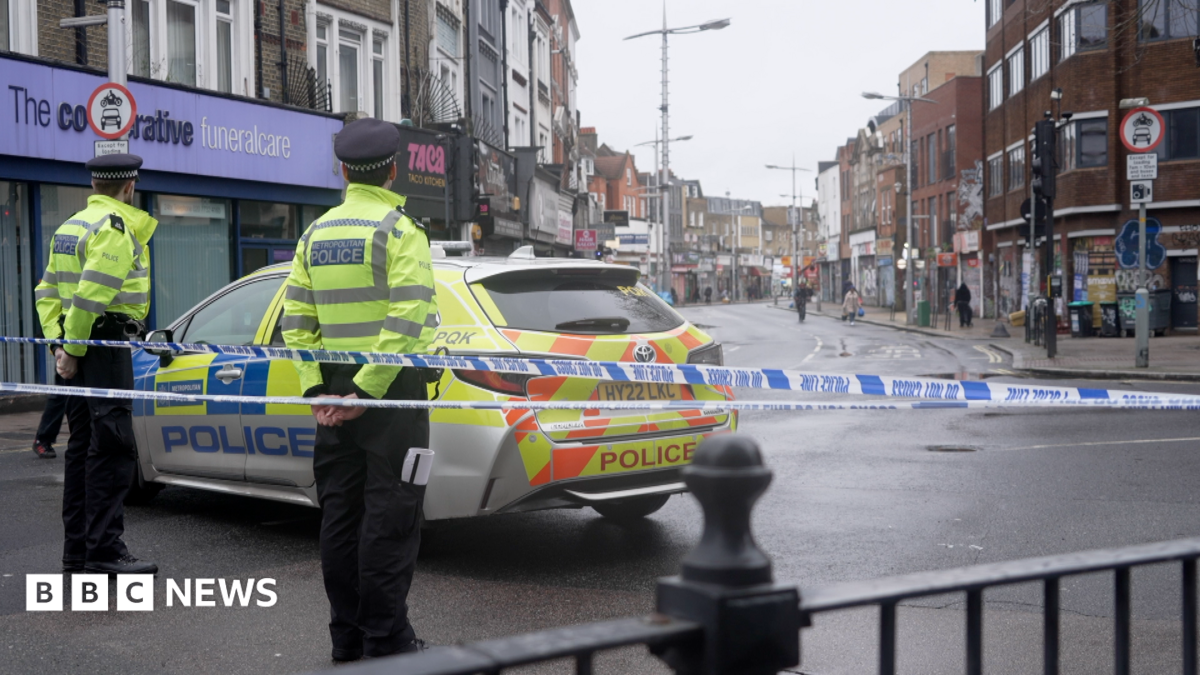 Man, 19, stabbed to death on street in Peckham - BBC News