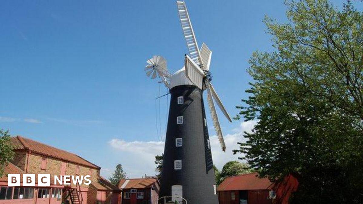 Burgh le Marsh windmill: Sails to return to storm damaged mill - BBC News
