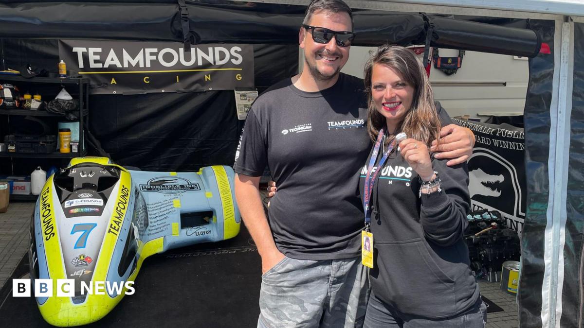 Sidecar racer makes marriage proposal moments after finishing TT - BBC News