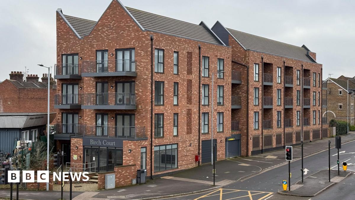 Council makes insurance claim over Dunstable block of flats - BBC News