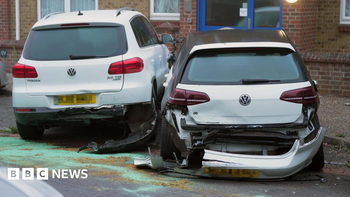 Bognor Regis: Drink driving arrest after "multiple" cars damaged - BBC News