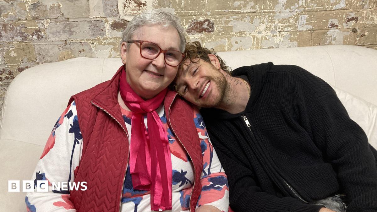 Tom Grennan brings gran to Coventry for Big Issue busk - BBC News