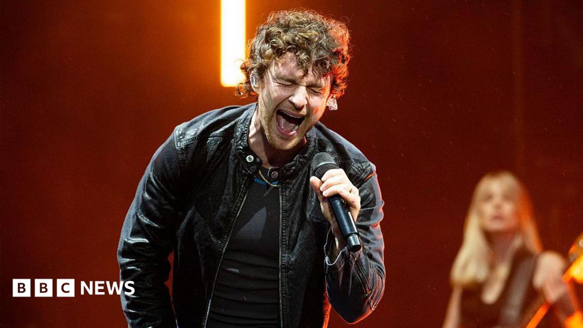 Tom Grennan makes Bedford return for hometown headline show - BBC News