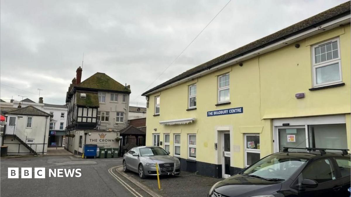 Plans approved to turn former Littlehampton shop into Mosque - BBC News