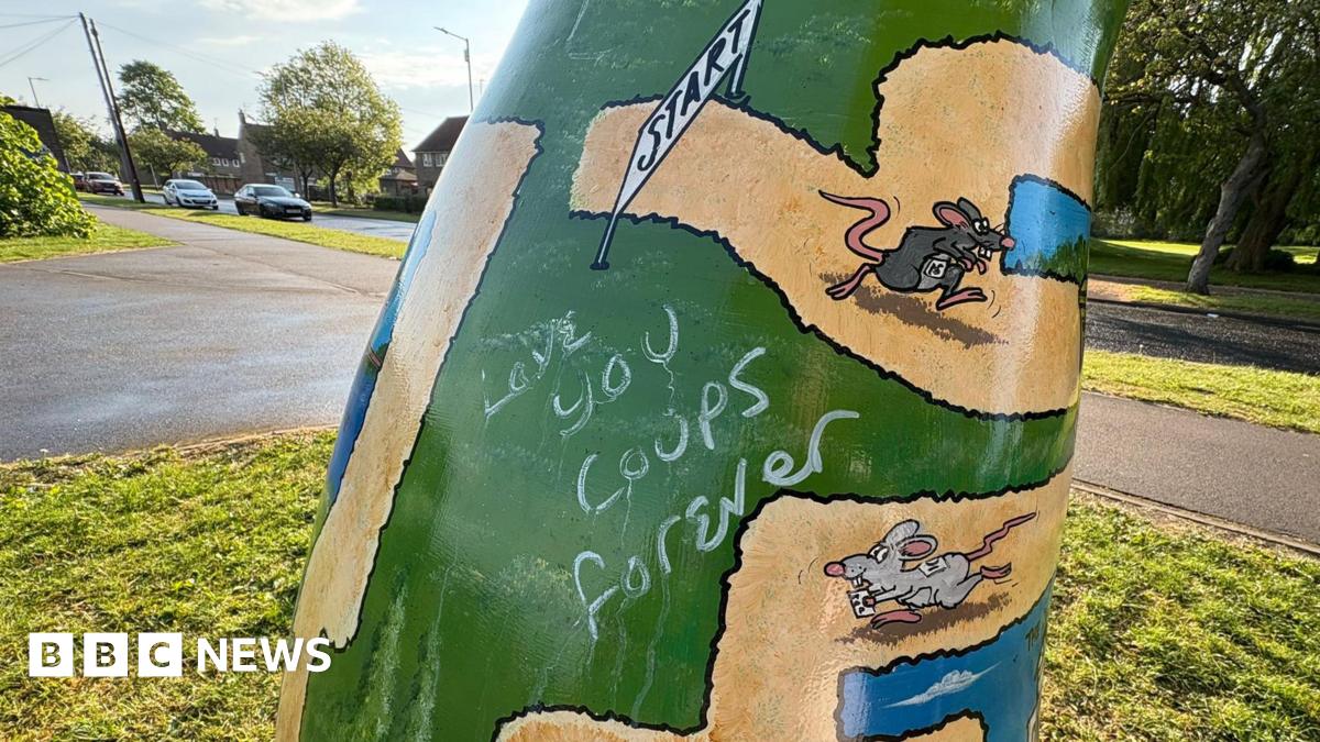 Rat sculptures on Hull and East Yorkshire trail vandalised - BBC News