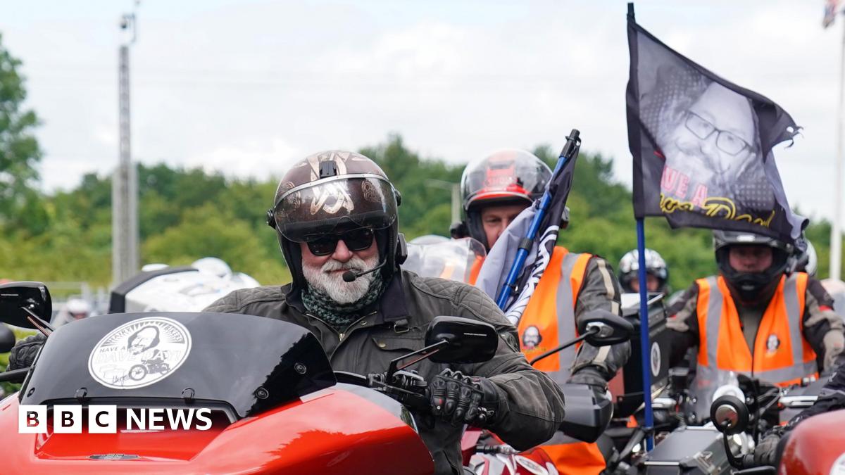 'Proud' 20,000 bikers finish Dave Myers Barrow tribute ride - BBC News