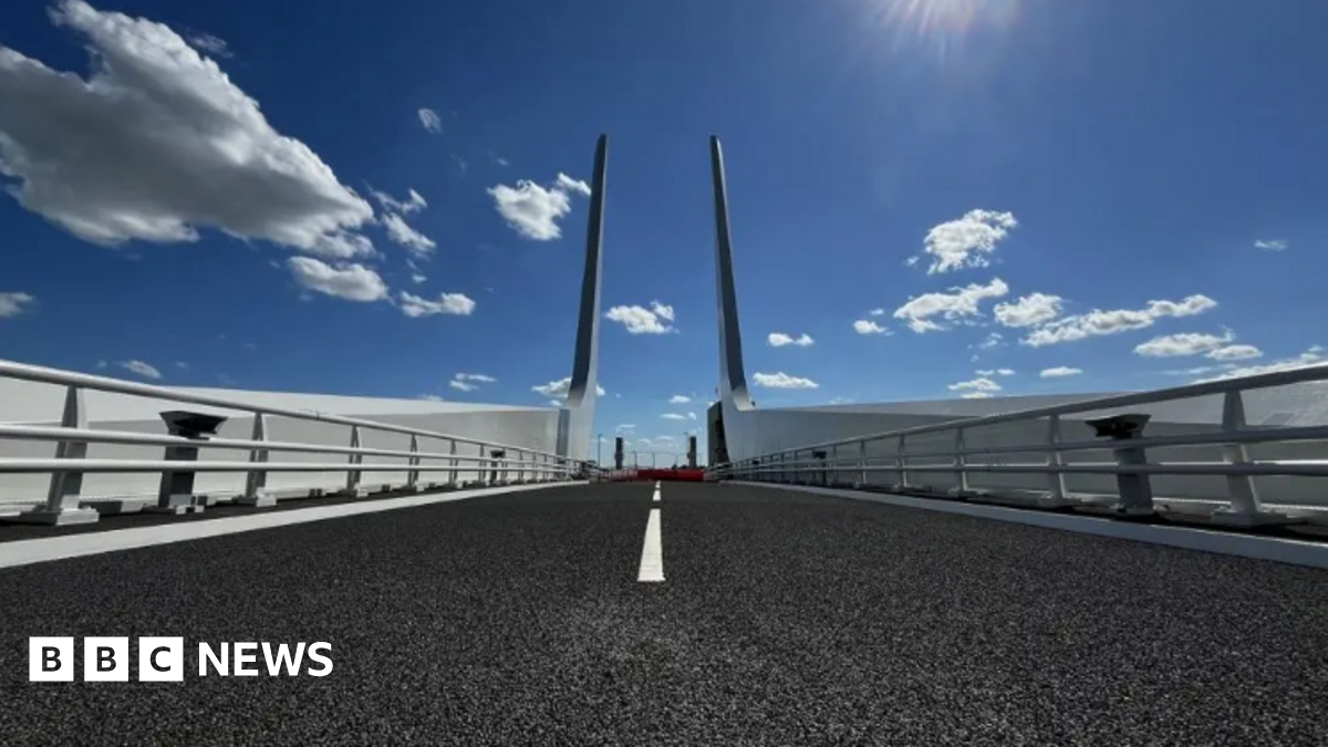 Lowestoft £145m Gull Wing Bridge opening date announced - BBC News