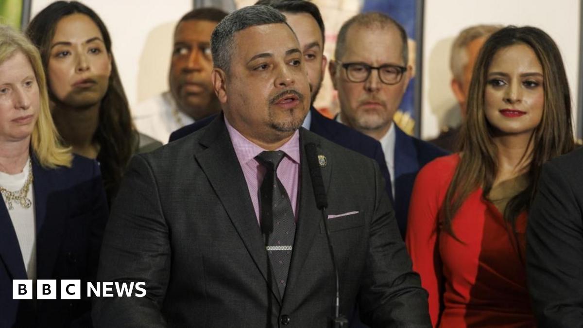 New York City police commissioner resigns amid corruption probe - BBC News