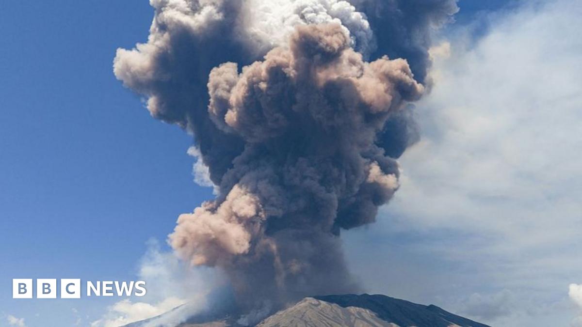 Mount Etna eruption: Plumes rise from Sicily volcano - BBC News