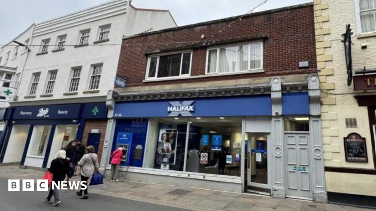 Whitby gaming centre plan for illuminated signs rejected - BBC News