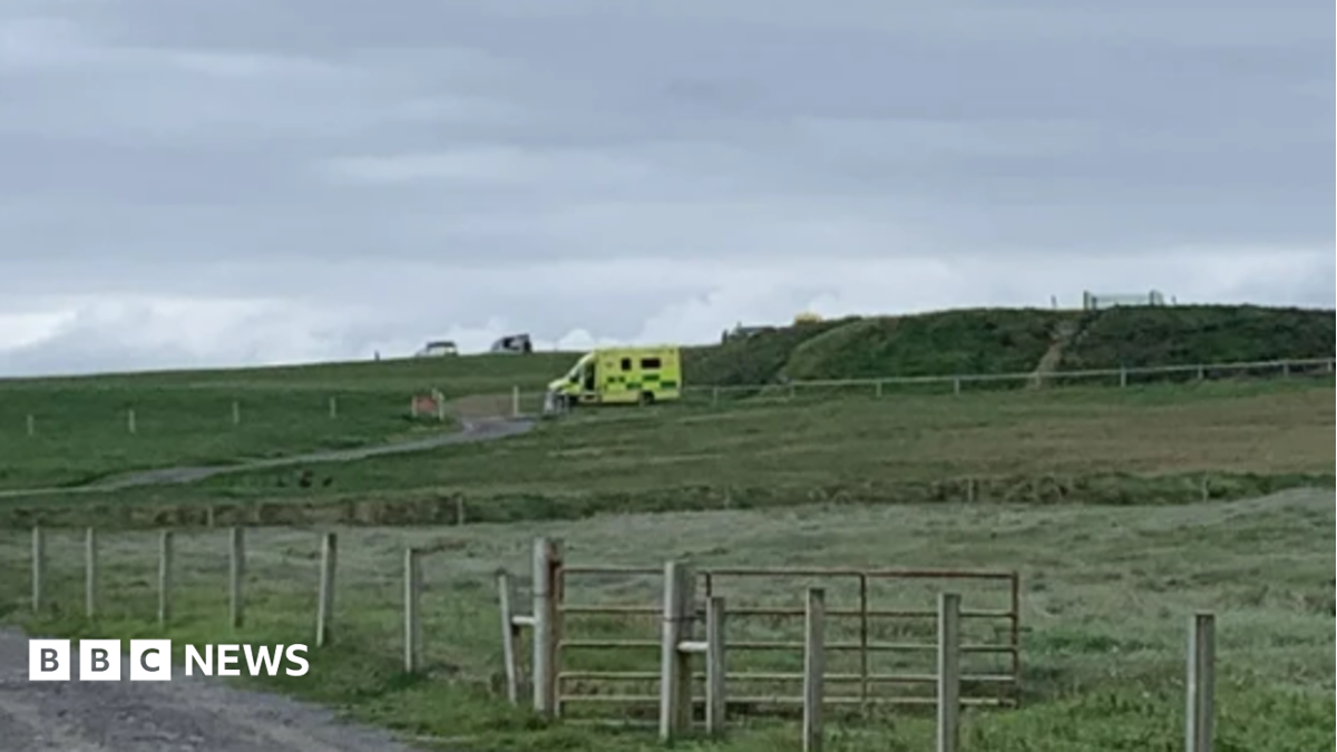 Downpatrick Head: Man rescued from County Mayo sea cave - BBC News