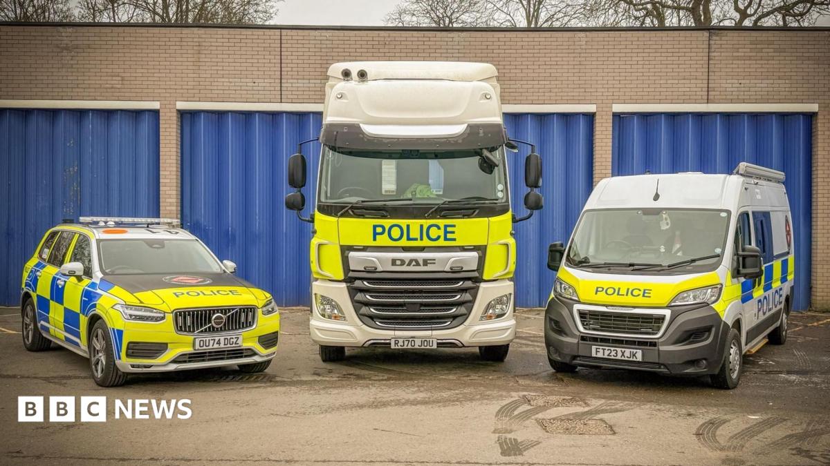 Police in lorry catch drivers in Cambridgeshire on their phones - BBC News