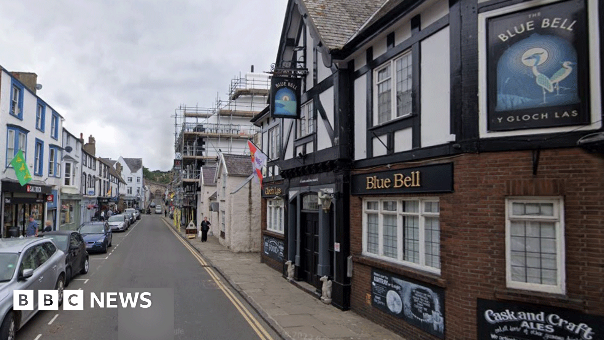 Conwy: Welsh singers asked to leave Blue Bell pub - BBC News