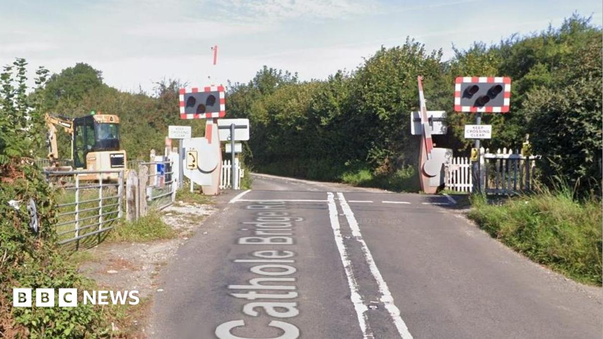 Plans to widen Crewkerne level crossing for pedestrian link - BBC News