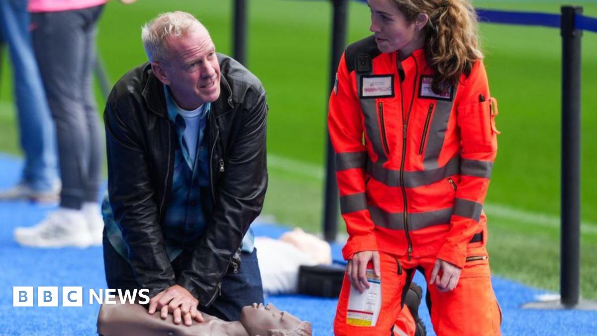 Brighton & Hove players learn CPR to inspire 'lifesaving army' - BBC News