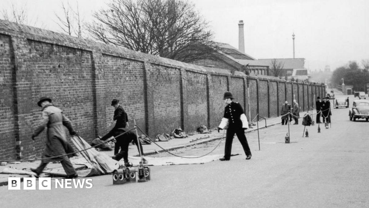 Gillingham bus disaster: The day disaster struck Medway - BBC News
