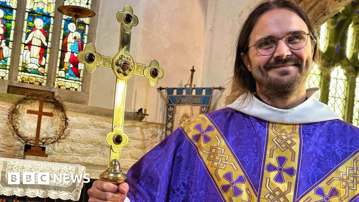 Cross stolen from Cornwall church returned after 19 months - BBC News