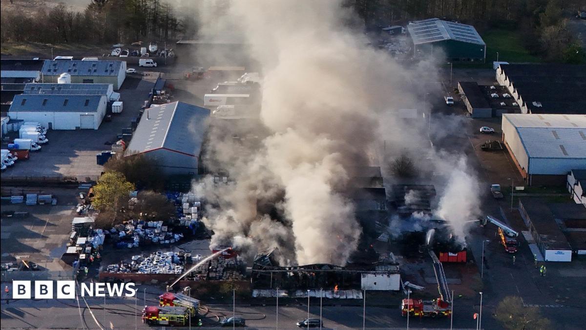 Six in hospital after industrial estate fire in Cumbernauld - BBC News