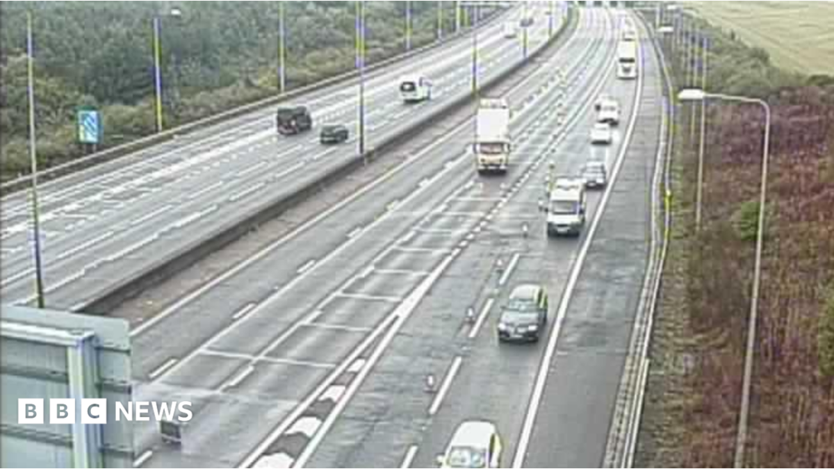 M25 in Essex remains closed as man dies in crash - BBC News