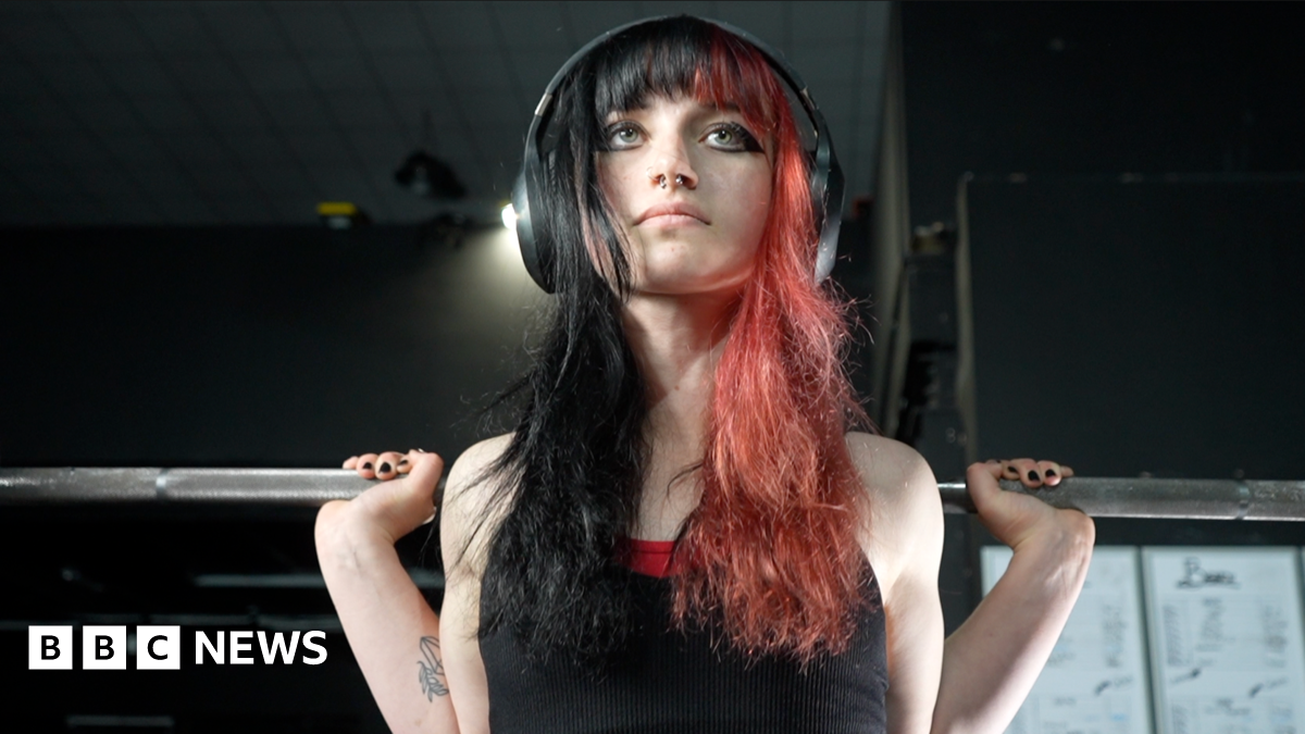 Ipswich world champion powerlifter says sport 'saved' her life - BBC News
