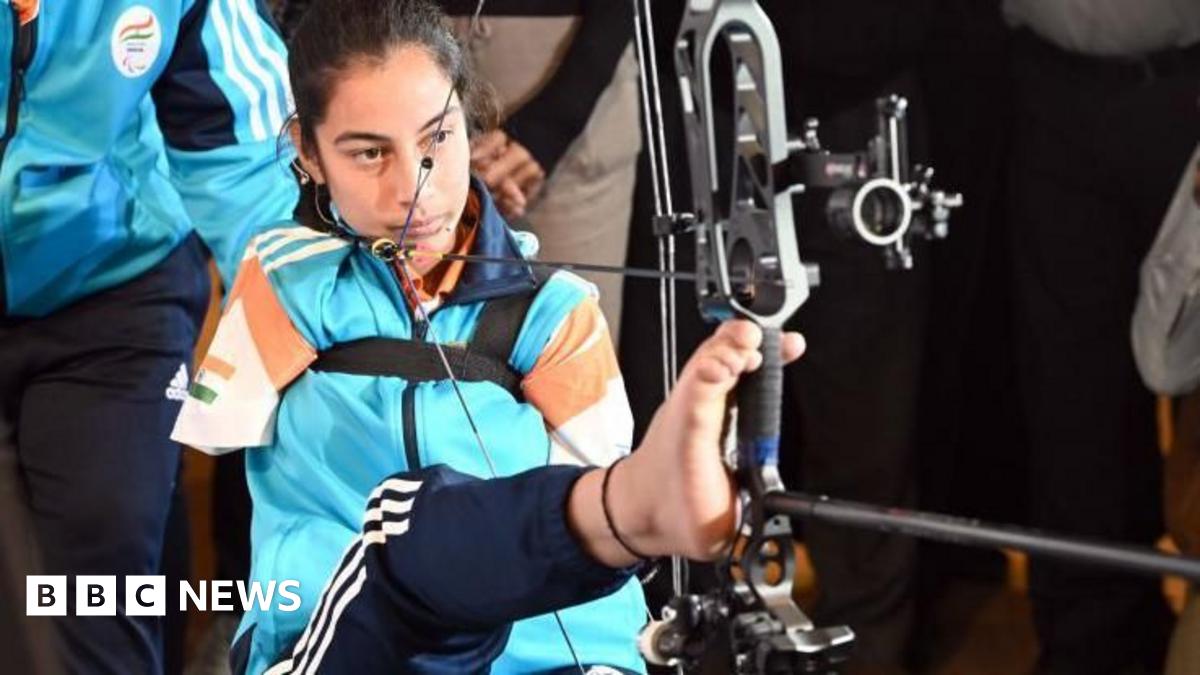 Sheetal Devi: The Indian archer without arms shooting for Paralympics ...
