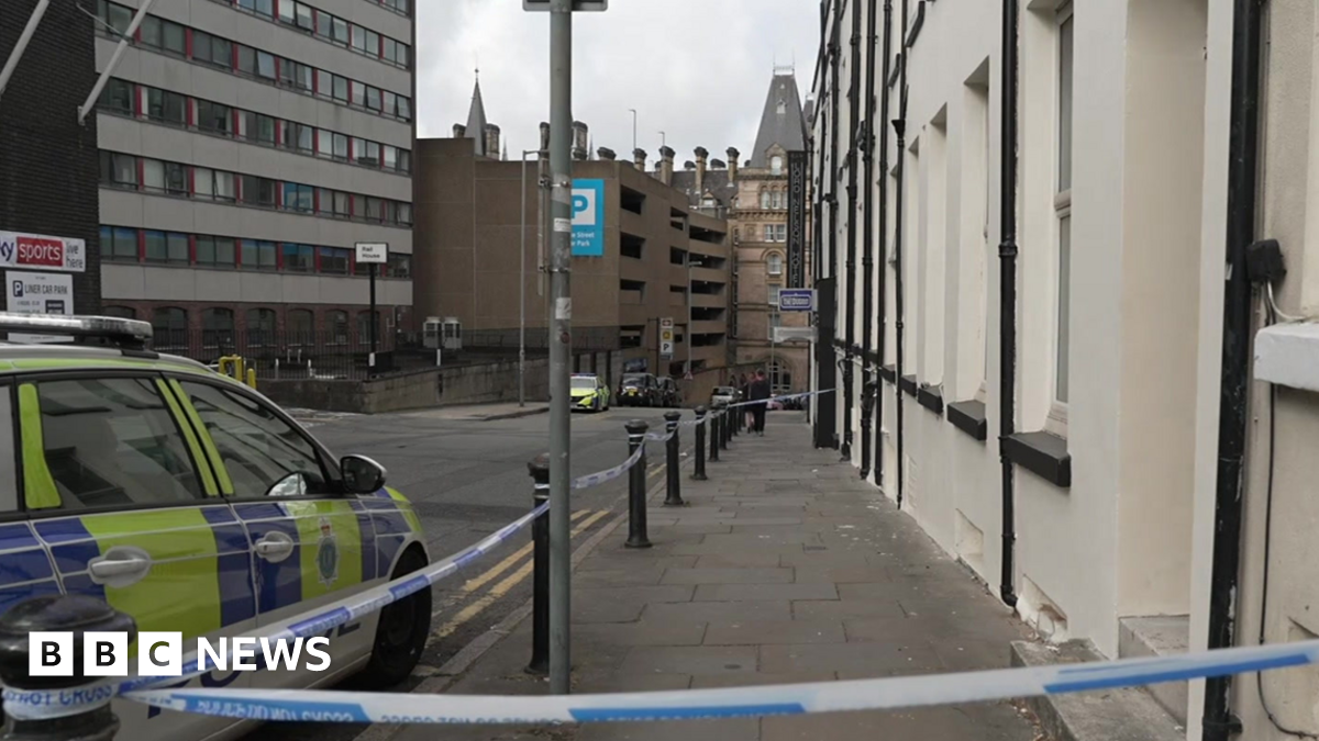 Liverpool murder arrest after woman dies in hotel - BBC News