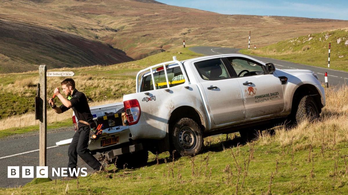 Sheep rolling, snow and stiles: life as a Yorkshire Dales ranger - BBC News
